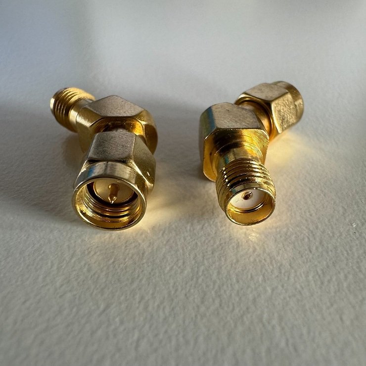 Adapter SMA Stecker / SMA-Kupplung 45 Grad kaufen | FPV24.com